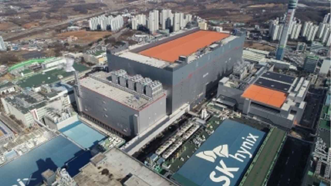 SK Hynix Ships Samples Of Next-Gen HBM4 Chips