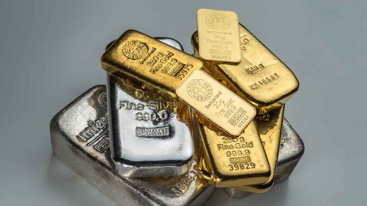 Gold surges Rs 950; Silver falls Rs 250