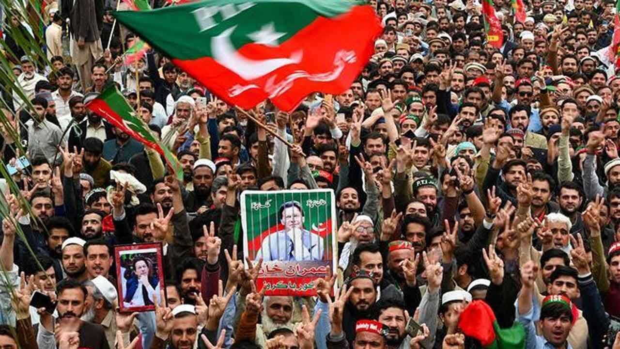 Pakistan in turmoil as Imran Khan rallies supporters following ...